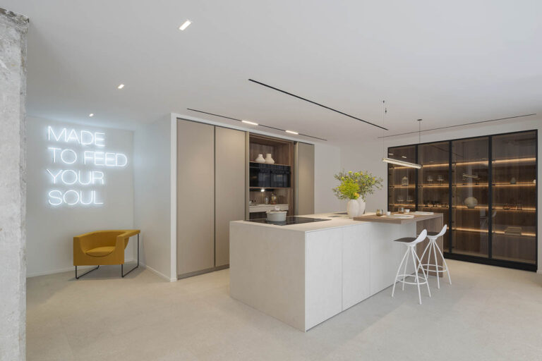 El nuevo showroom de Doimo Cucine en Madrid: un santuario de diseño ...
