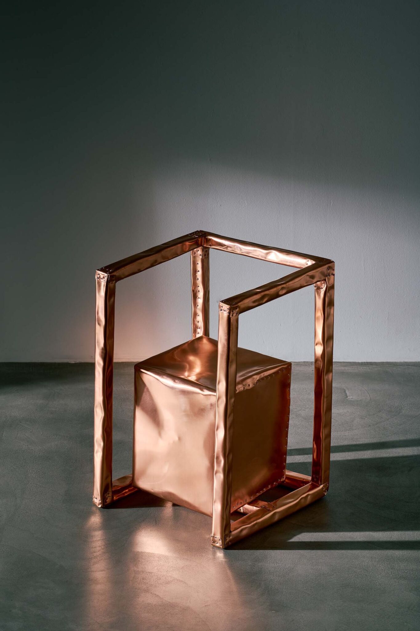 Nilufar Gallery acoge Please Do Not Sit de Harush Shlomo