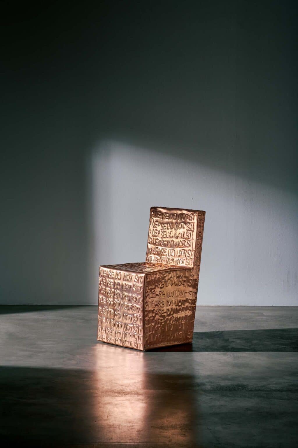 Nilufar Gallery acoge Please Do Not Sit de Harush Shlomo