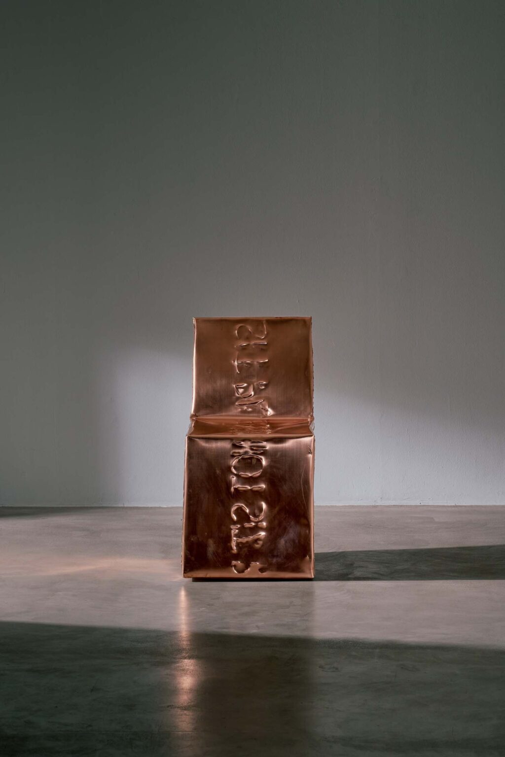 Nilufar Gallery acoge Please Do Not Sit de Harush Shlomo